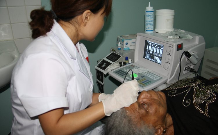 Chinese eye doctors to help 95 Dominicans see better | Local | The Sun